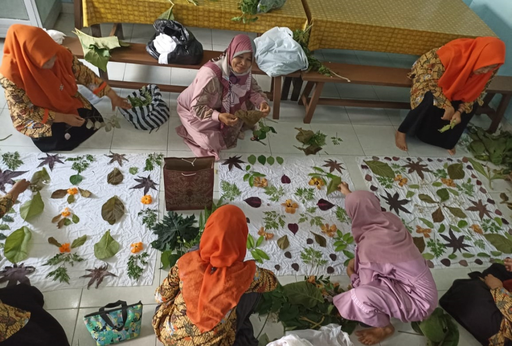 Tumbuhkan Kreatifitas, PCA Mungkid Gelar Pelatihan Ecoprint - Pimpinan ...